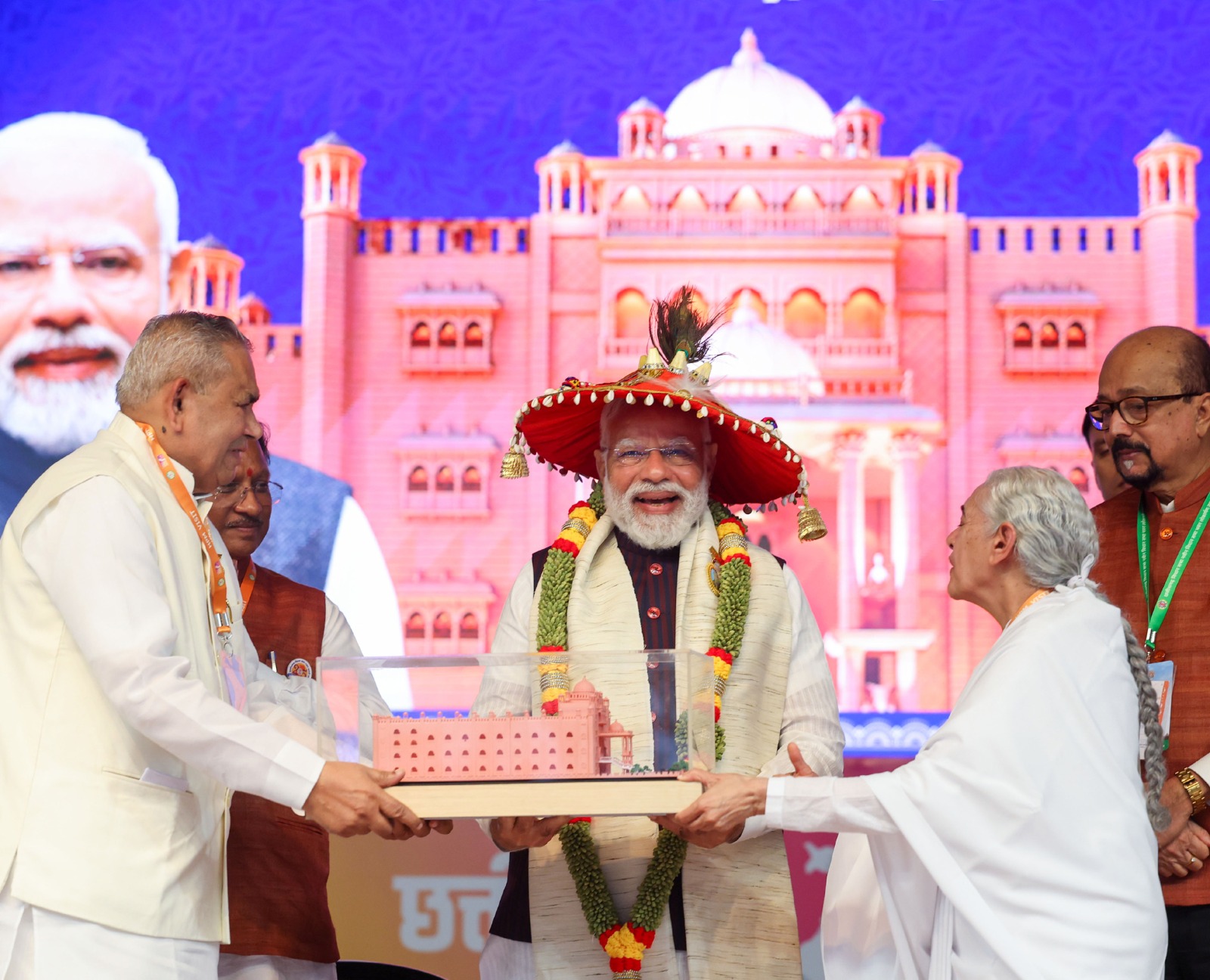 CG Foundation Day: पीएम मोदी ने किया ब्रम्हकुमारी के शांति शिखर भवन का ...